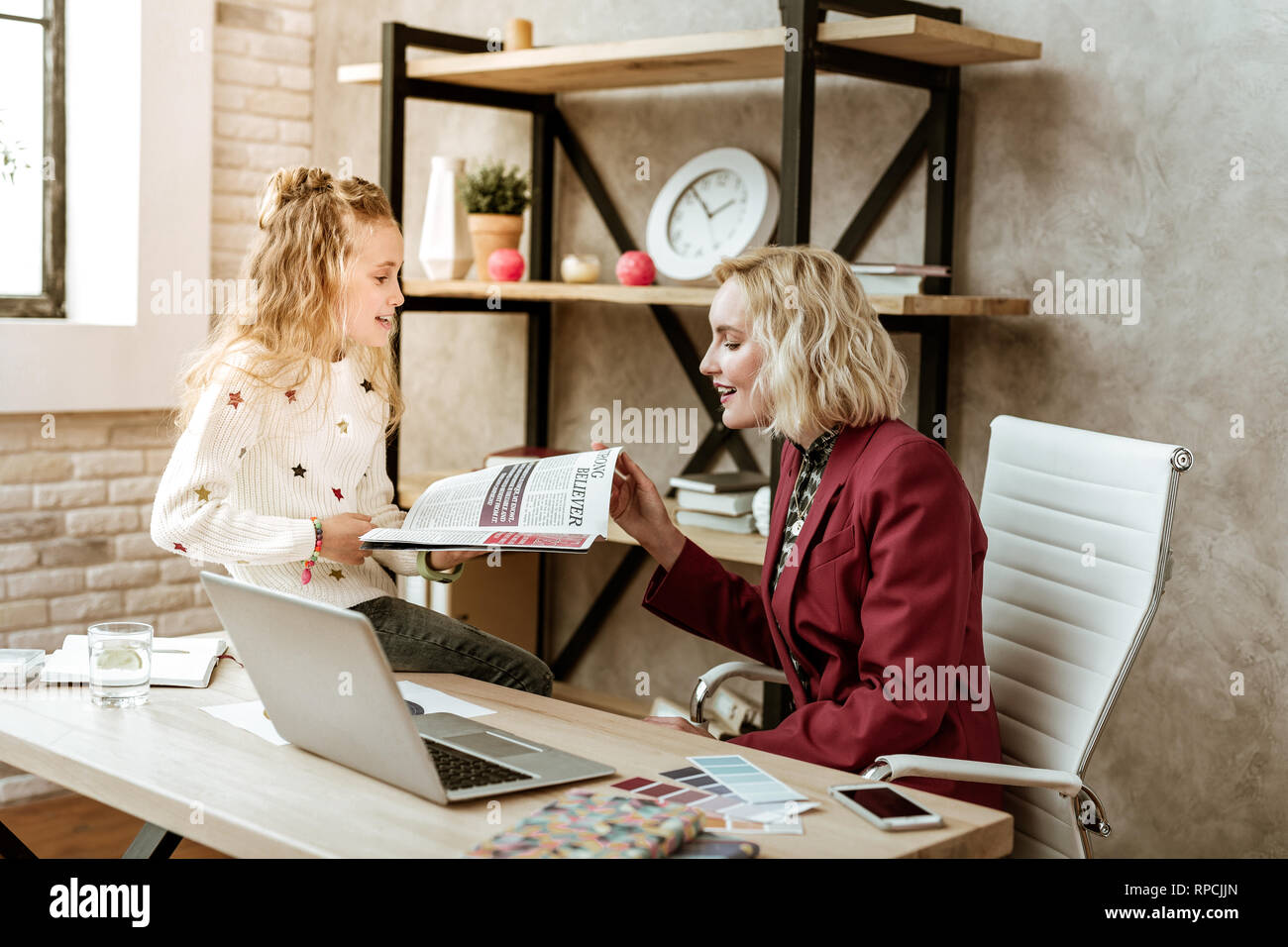 Flipping through magazine hi-res stock photography and images - Alamy