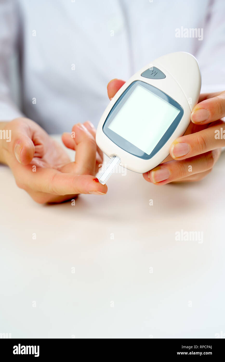 Photo of doctor's hand with glucometer Stock Photo - Alamy