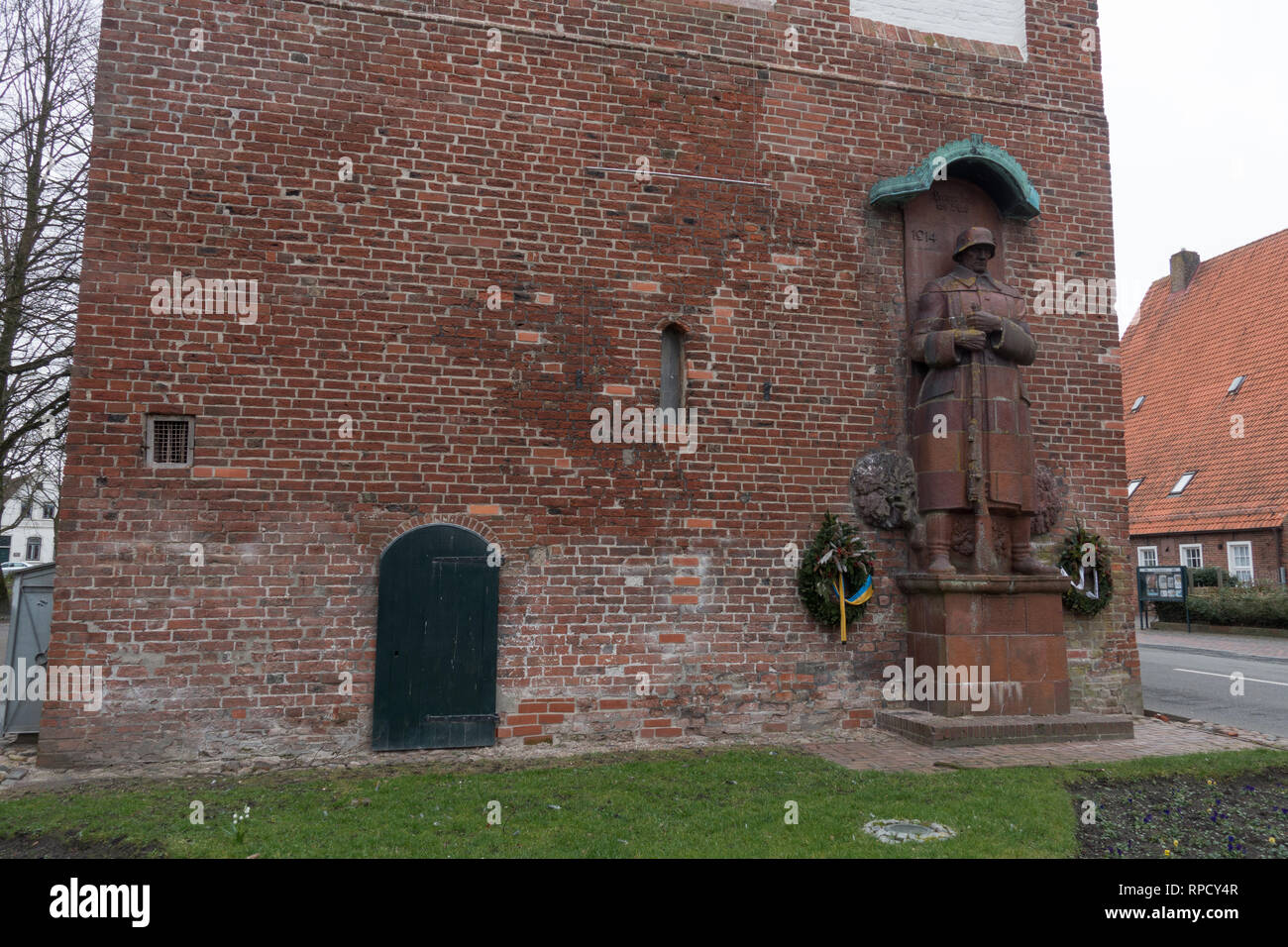 Statue of German soldier, commemorating First World War dead. Norden ...