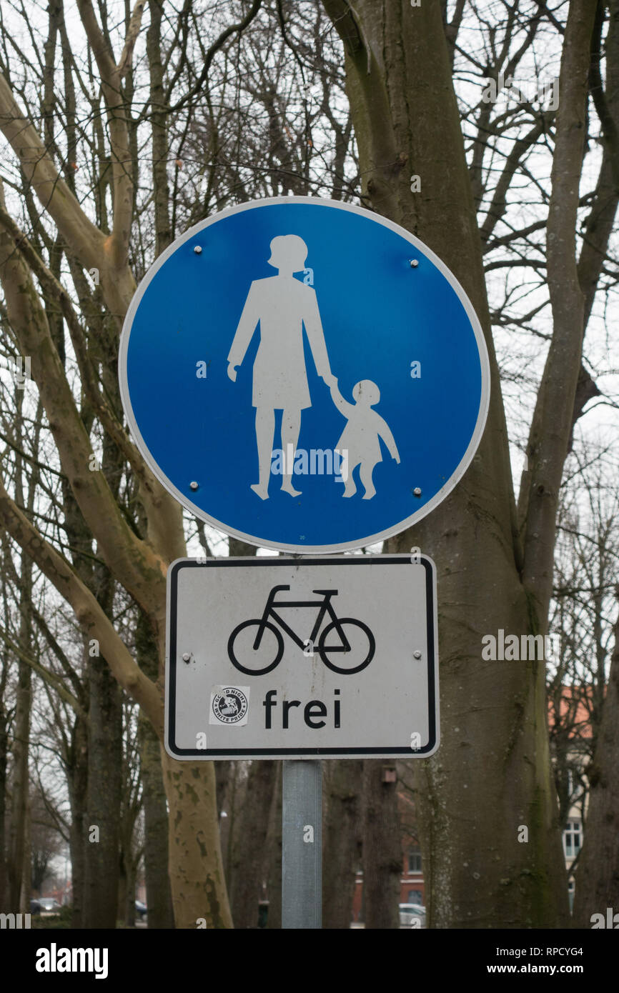 Cycle path sign hi-res stock photography and images - Alamy