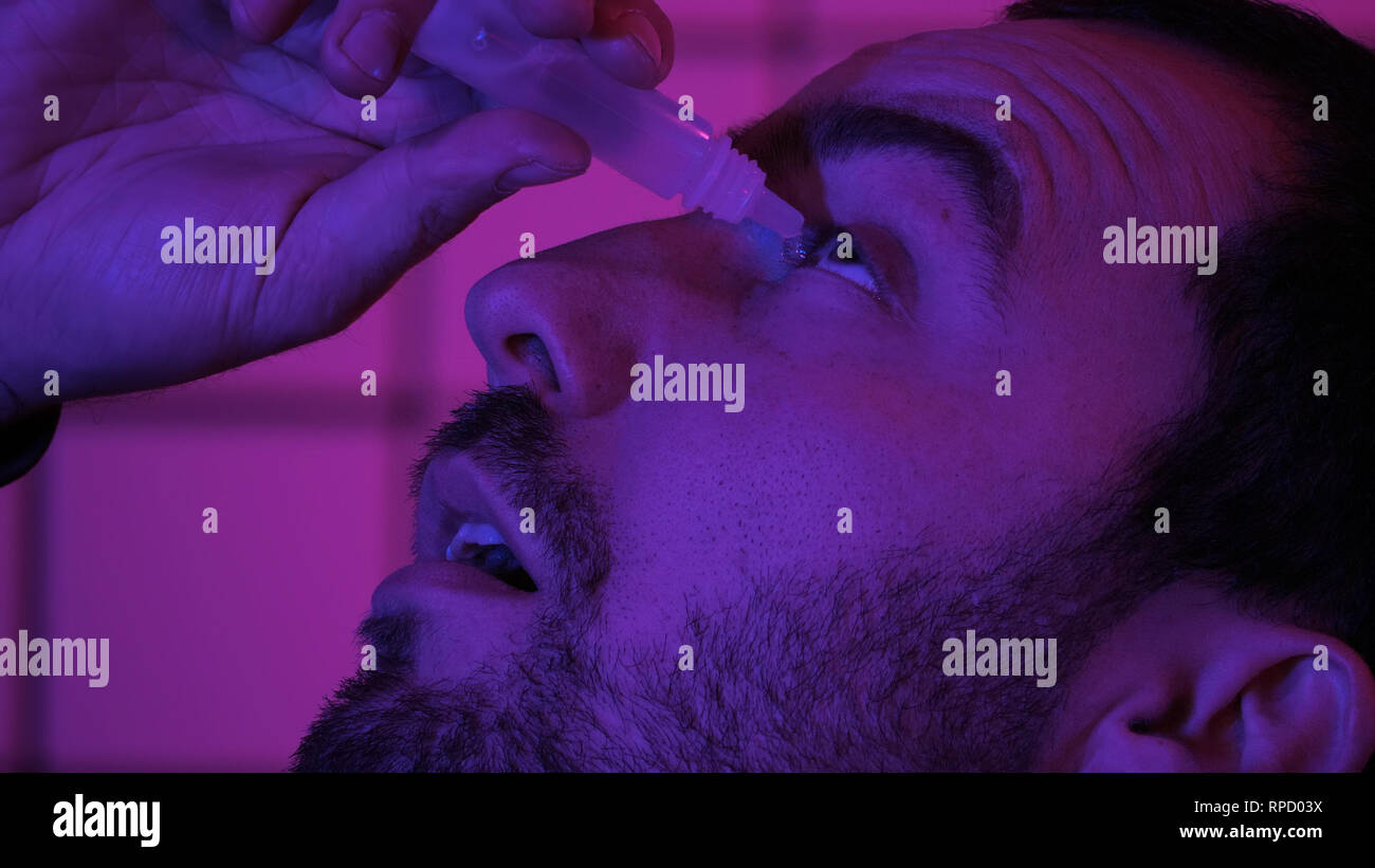 Remove object in eye hi-res stock photography and images - Alamy