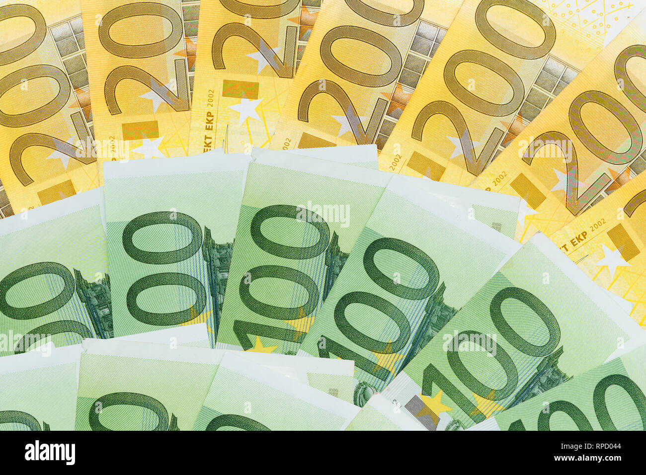 Pile of euros 100 notes hi-res stock photography and images - Alamy