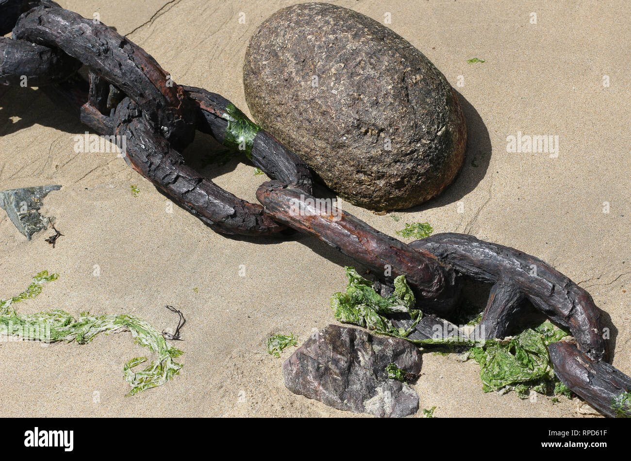 Chain links together strong Stock Photo - Alamy