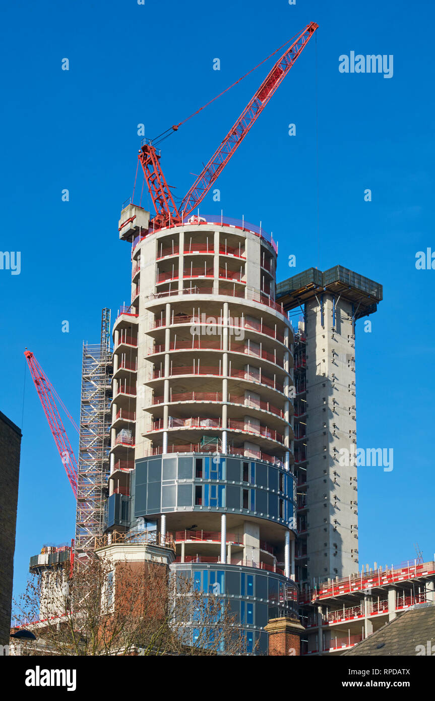 Luxury residential building exterior hi-res stock photography and ...