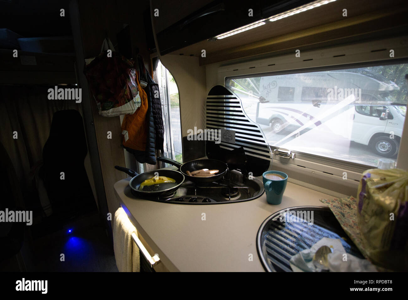Making breakfast in a campervan Stock Photo - Alamy