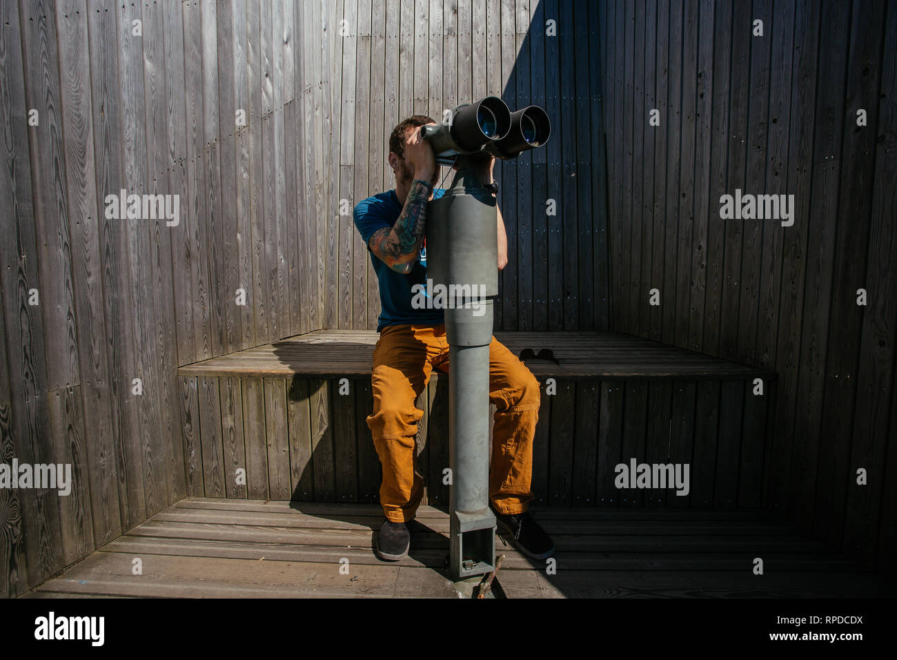 People using telescope Stock Photo - Alamy