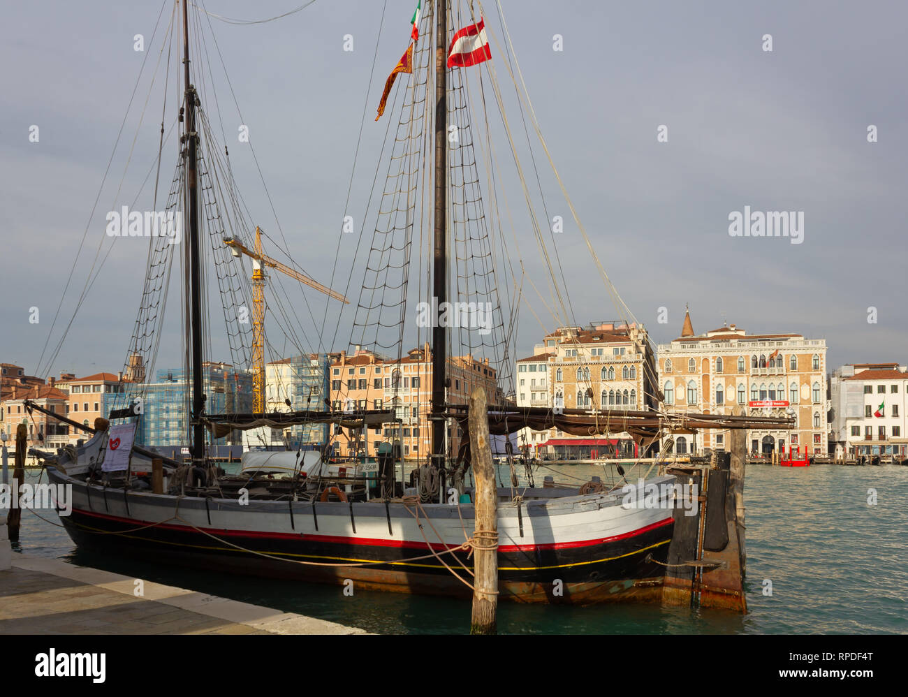 Pole sailing mast hi-res stock photography and images - Alamy