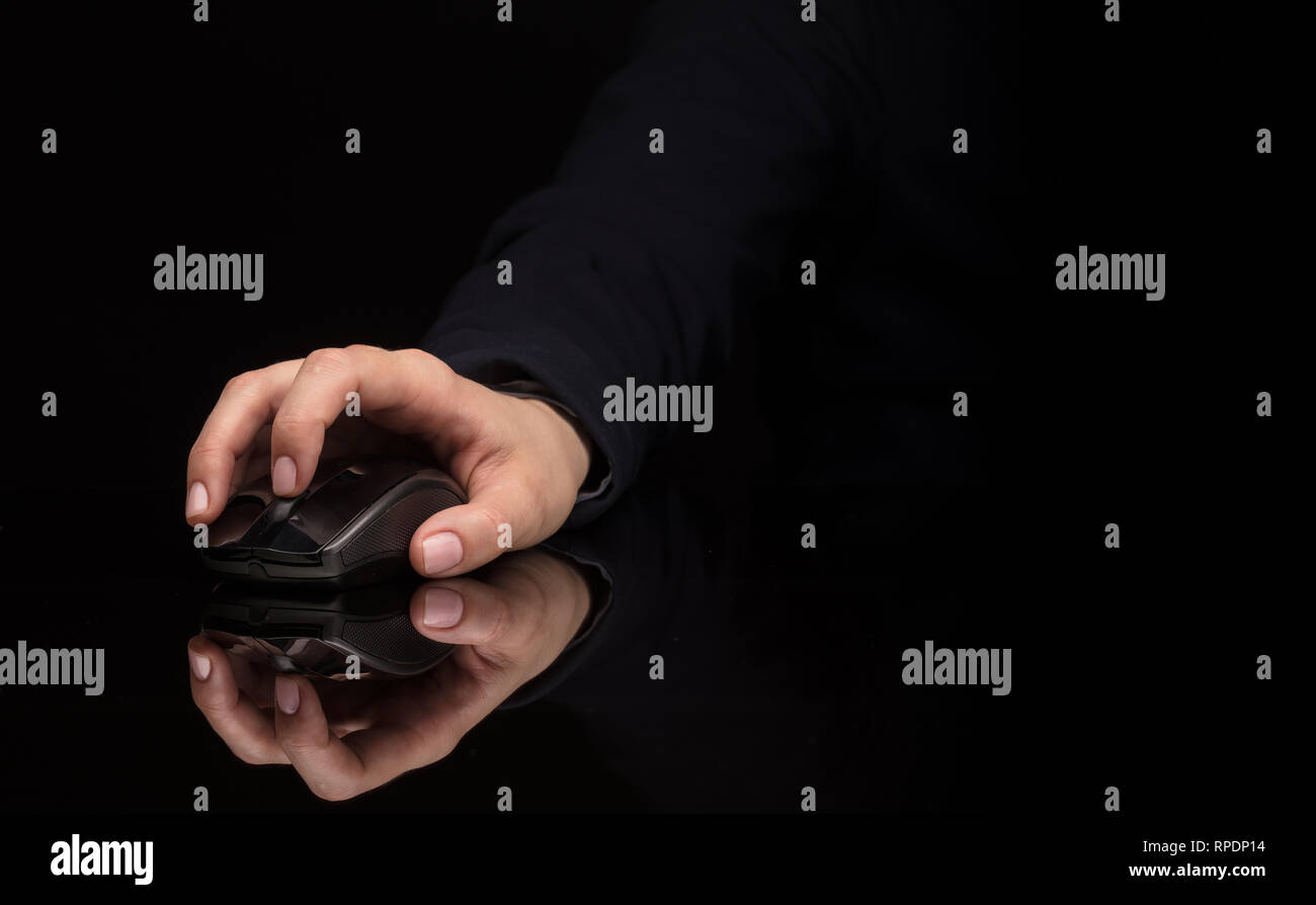 Hand using wireless mouse in a dark environment Stock Photo - Alamy