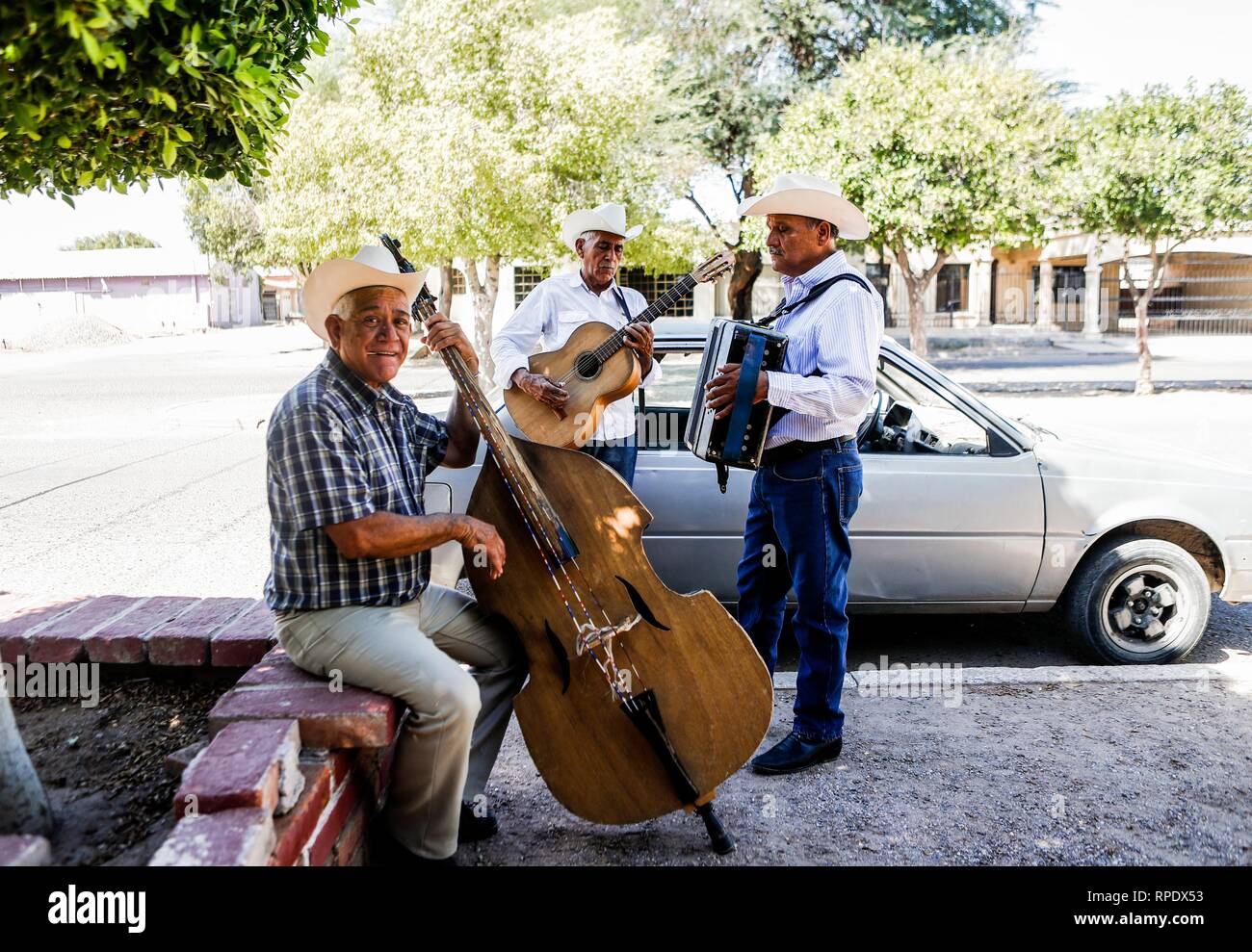 Tres guitar hi-res stock photography and images - Alamy