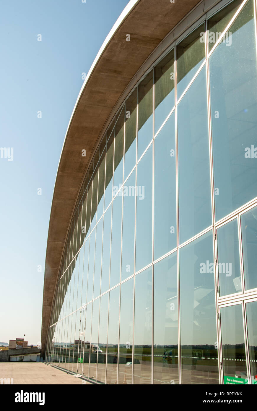 Glass fronted building hi-res stock photography and images - Alamy