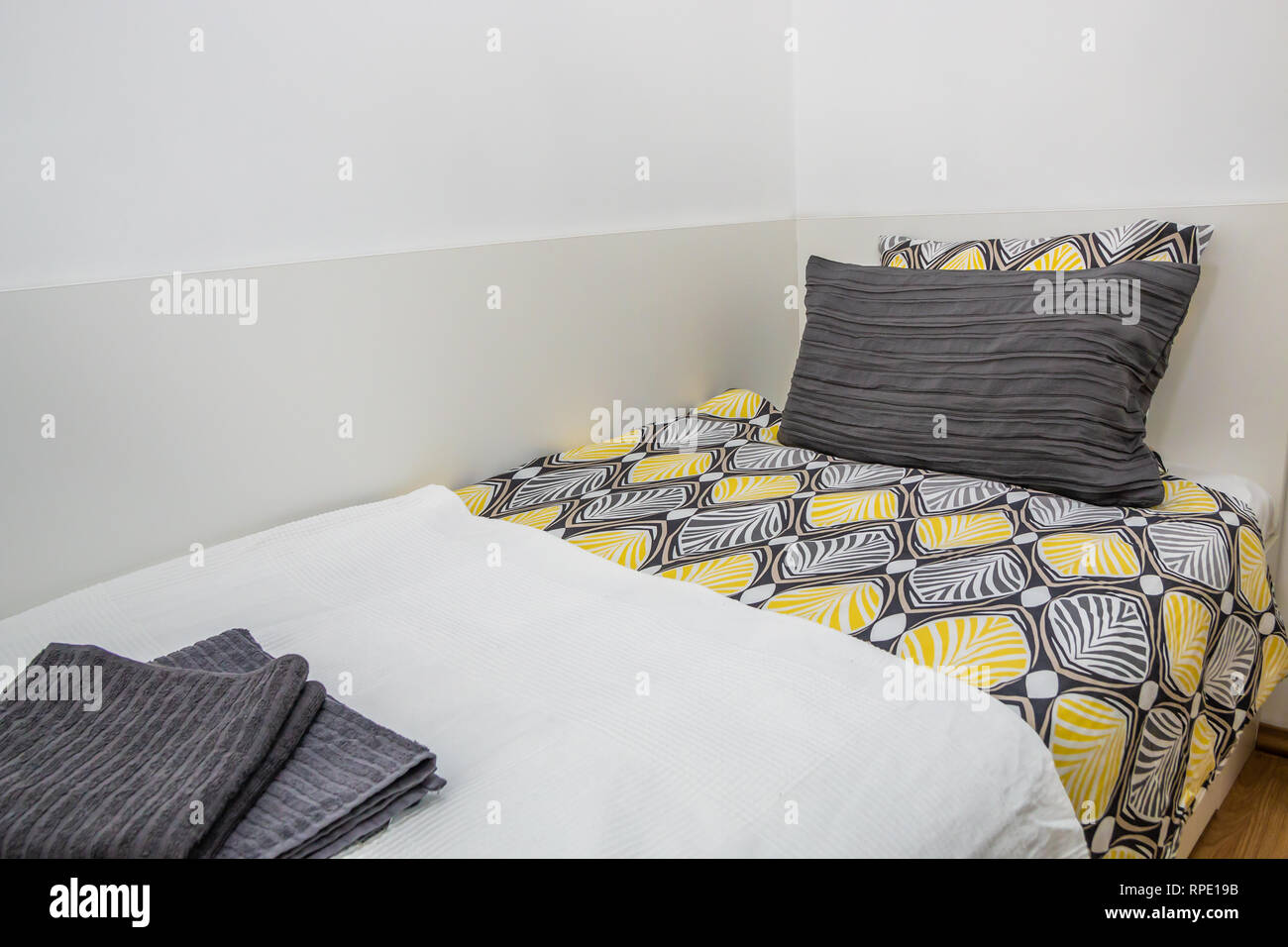 Side view of single bed. Modern hotel bedroom interior. Close up Stock ...