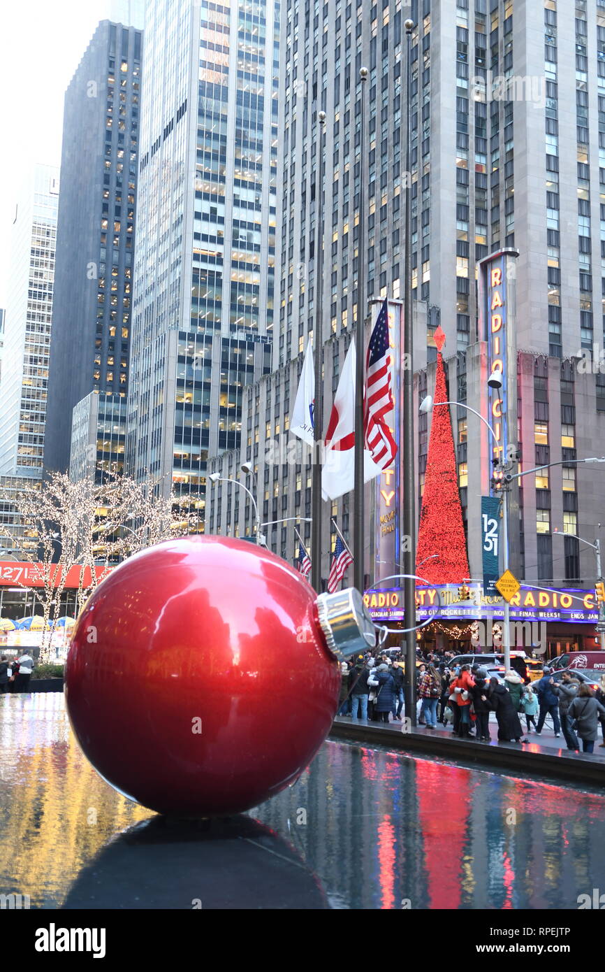 Times square new york christmas tree hi-res stock photography and ...