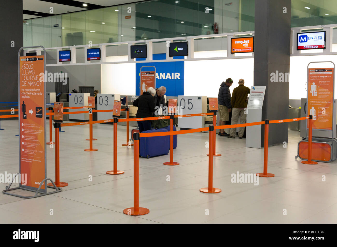 Check in desk hi-res stock photography and images - Alamy