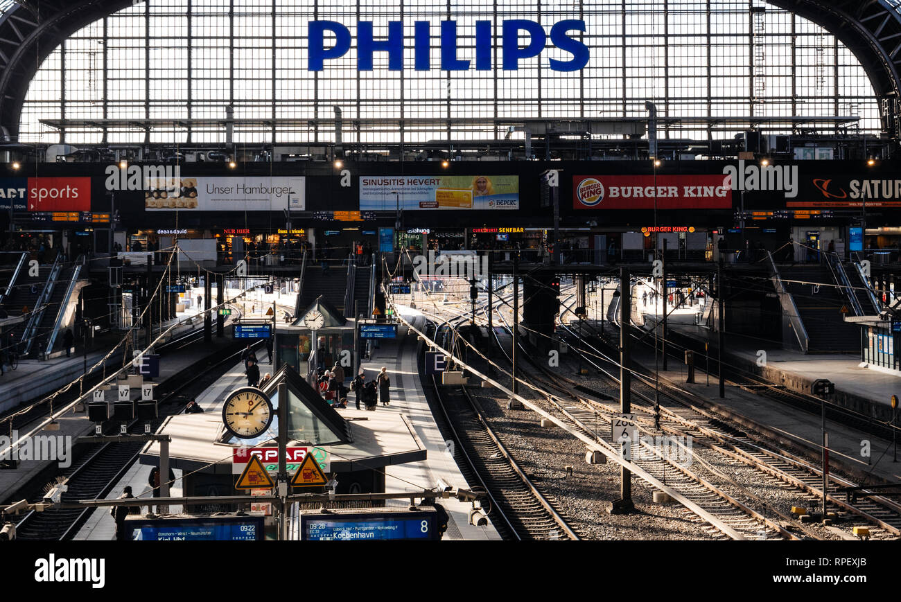 HAMBURG, GERMANY - MAR 20, 2018: Hamburg Hauptbahnhof wide interior ...