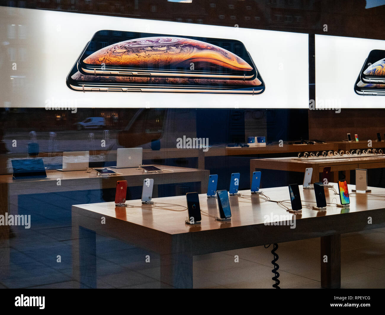 Electronics store shop interior banner hi-res stock photography and ...