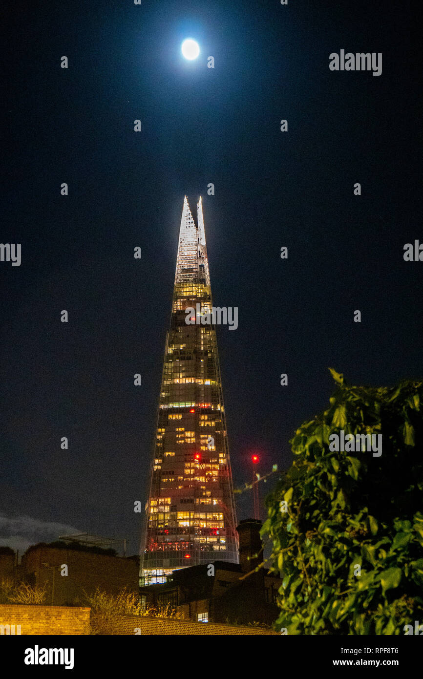 Full moon the shard hi-res stock photography and images - Alamy