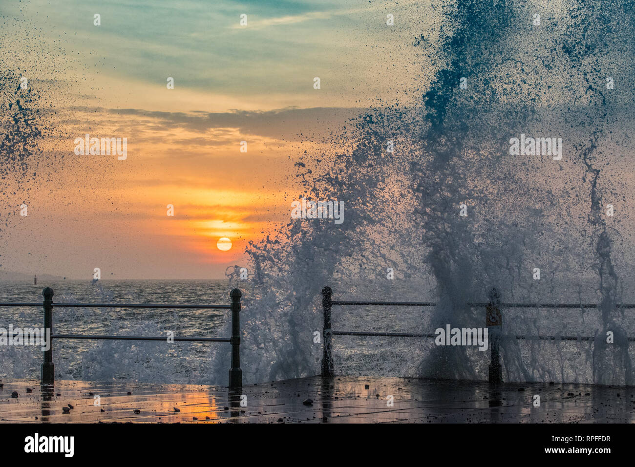 2019 uk weather high spring tides sunrise hi-res stock photography and ...