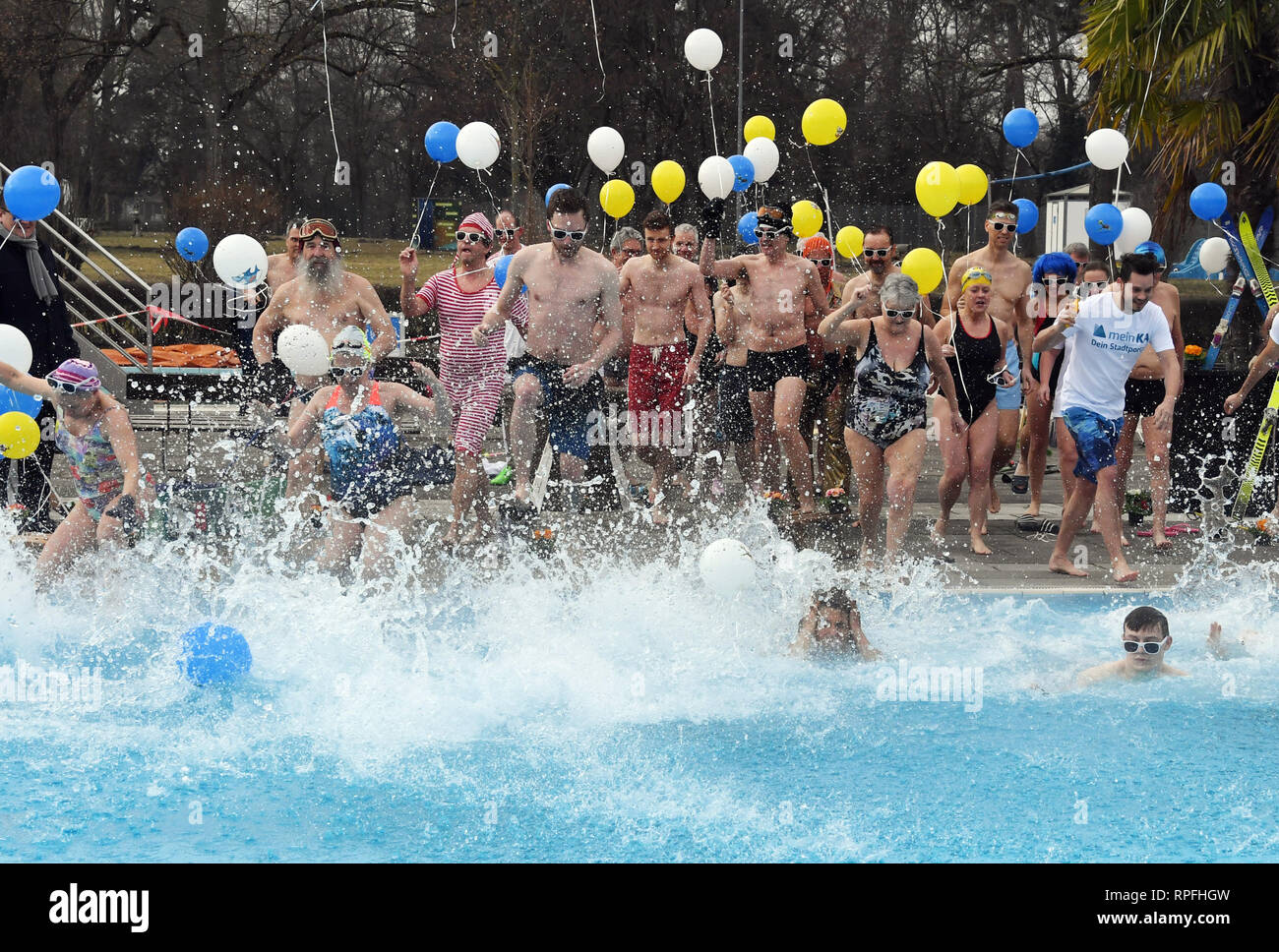 Karlsruhe, Germany. 22nd Feb, 2019. Visitors of the open-air swimming ...
