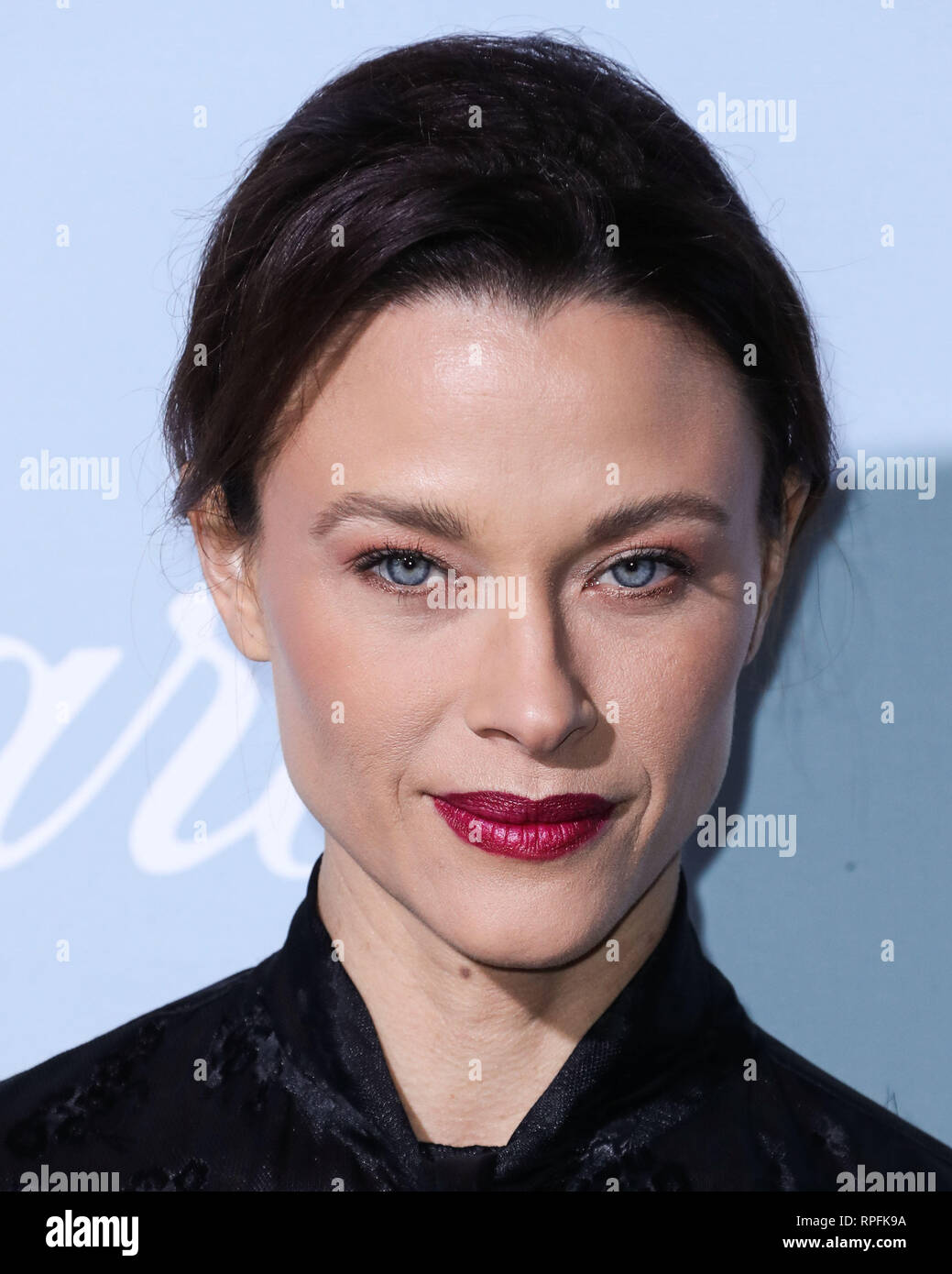 Actress Scottie Thompson arrives at the 2019 Hollywood For Science Gala ...