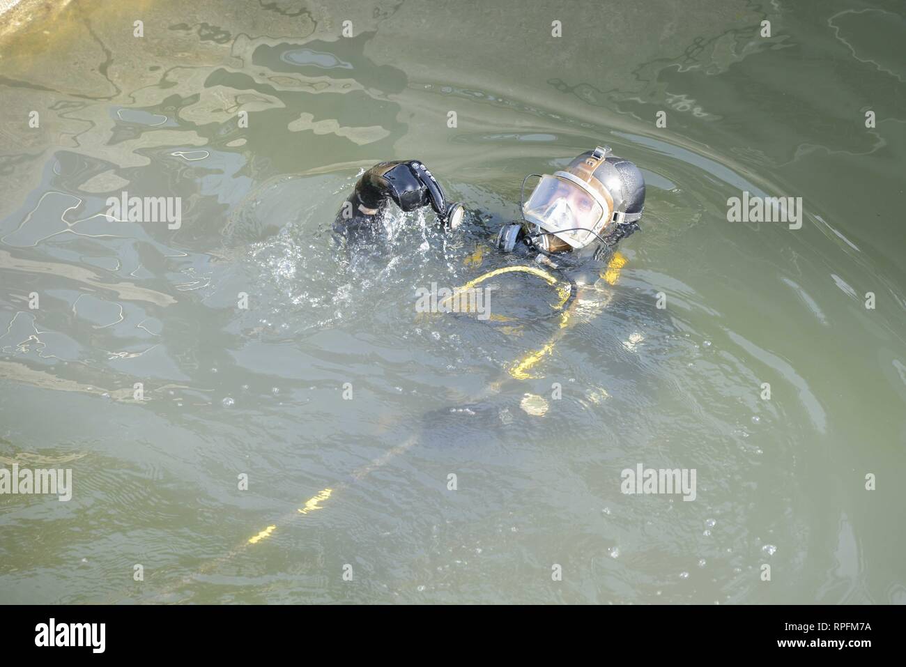 Met police divers hi-res stock photography and images - Alamy