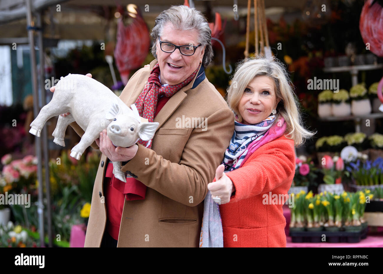 22 February 2019, Bavaria, München: Marianne and Michael Hartl, singing ...