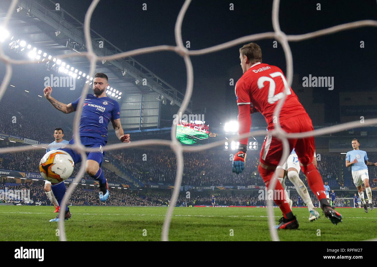 Chelsea's Olivier Giroud scores his side's first goal of the game ...