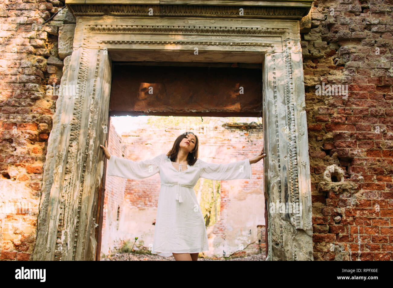 Girl in arch hi-res stock photography and images - Alamy