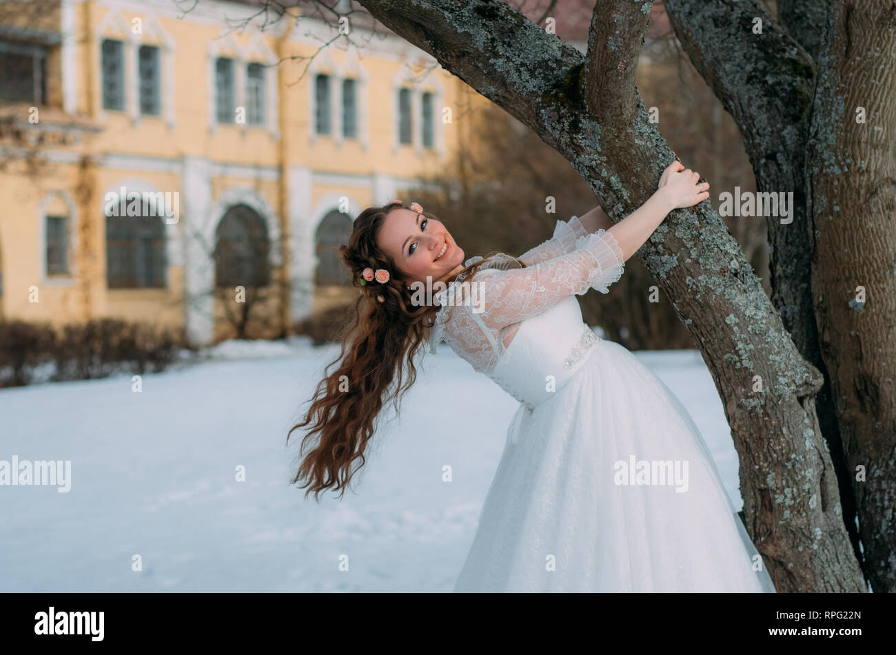 Happy smiling bride flower hi-res stock photography and images - Alamy