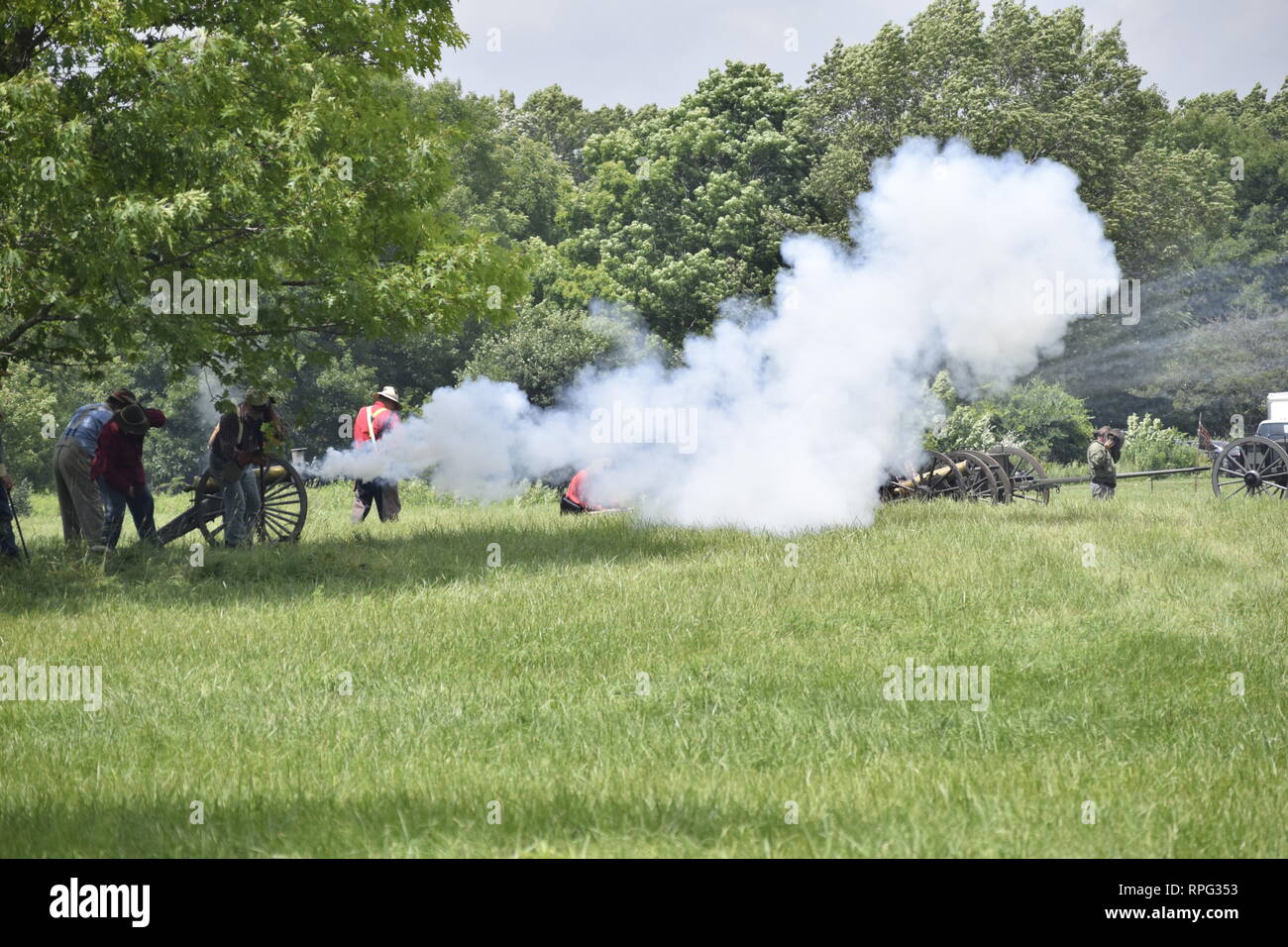 Civil war artillery firing hi-res stock photography and images - Alamy