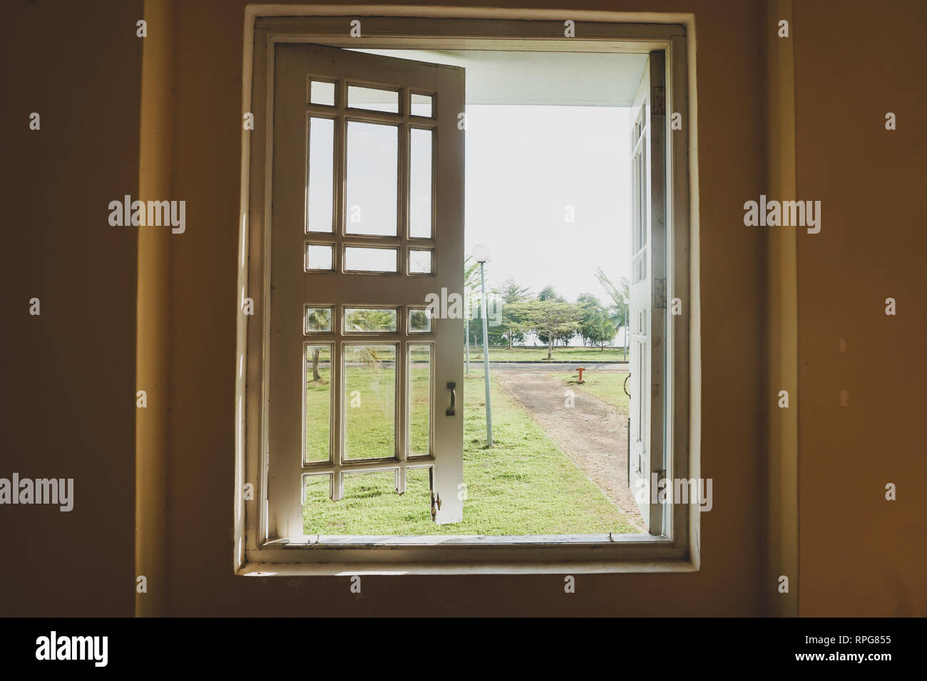 Broken mosque window hi-res stock photography and images - Alamy