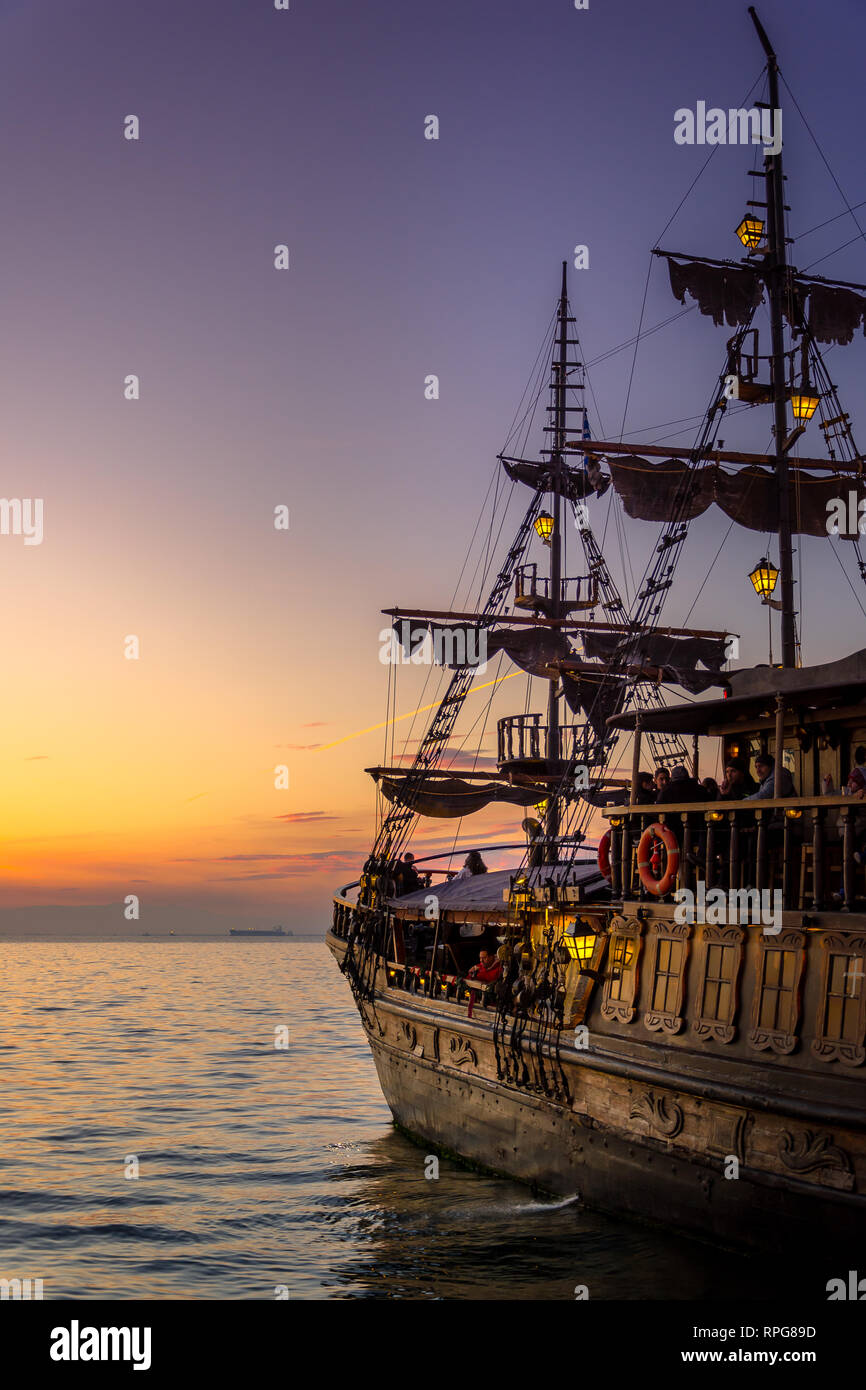 Pirates of the caribbean ship hi-res stock photography and images - Alamy