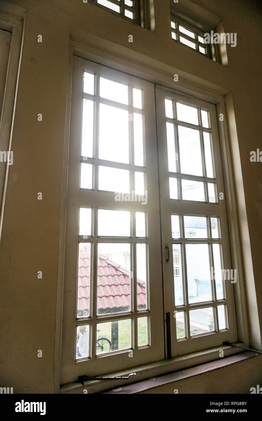 Broken mosque window hi-res stock photography and images - Alamy