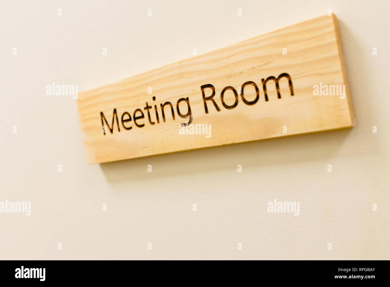 Wooden sign with the word Meeting Room Stock Photo - Alamy