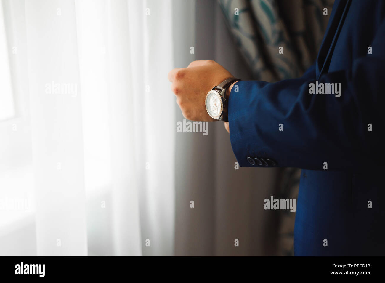 Man wearing suit checking watch hi-res stock photography and images - Alamy