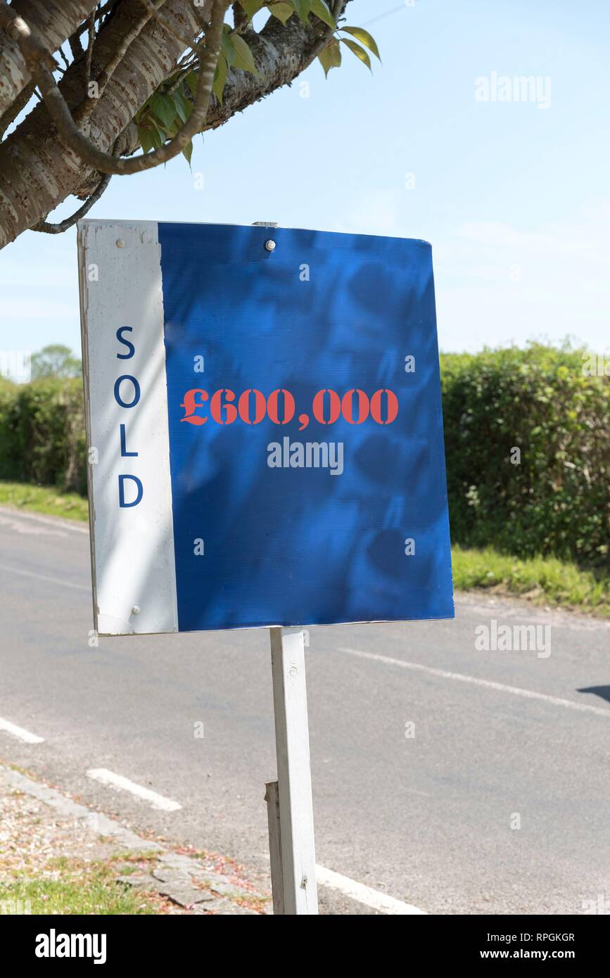 Home sold board hi-res stock photography and images - Alamy