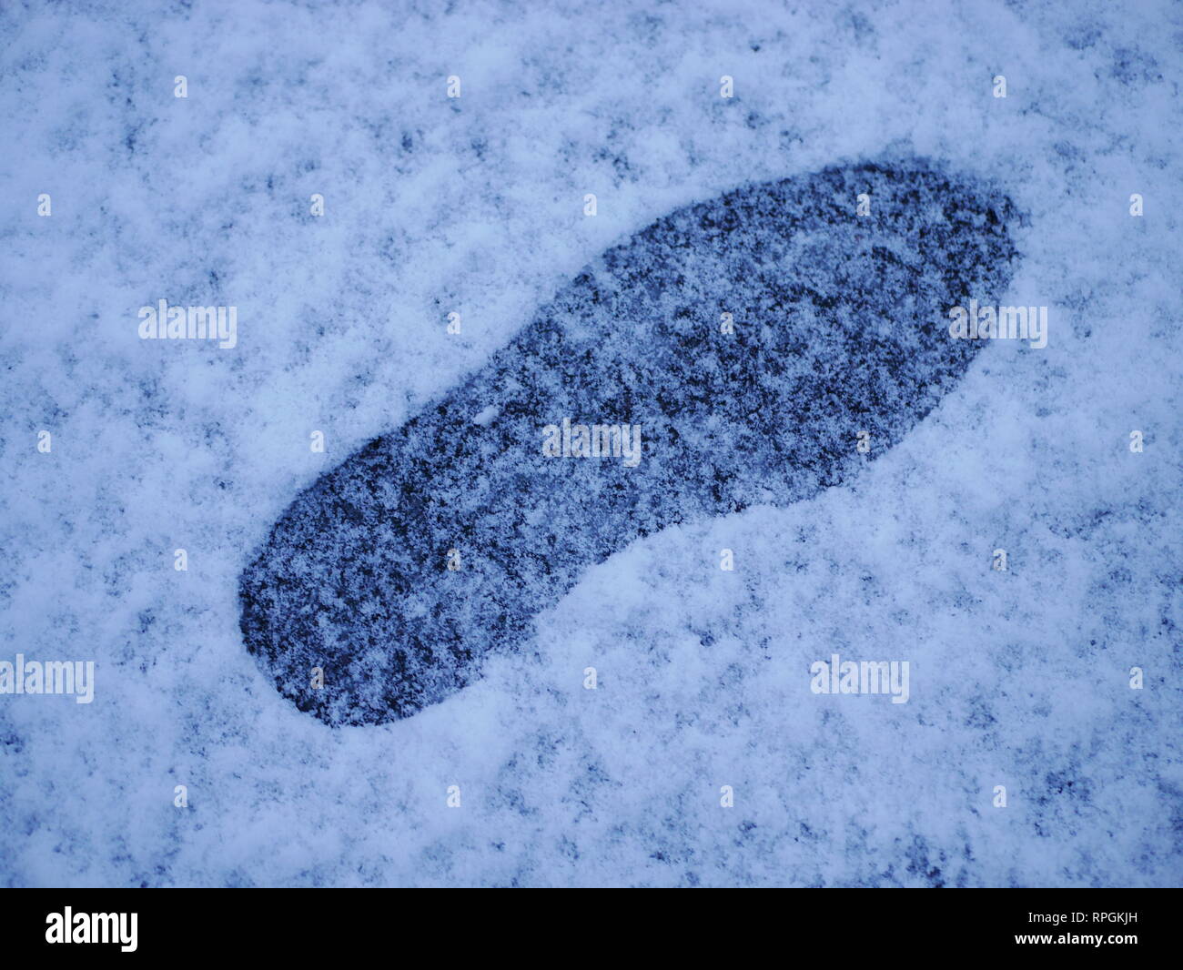 A single footstep / footprint in light snow Stock Photo - Alamy