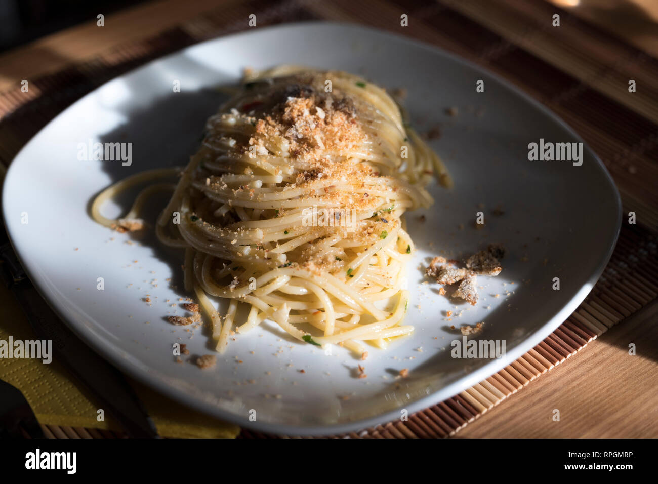 Aglio, olio e peperoncino italian pasta with oil, garlic, chili peppers ...