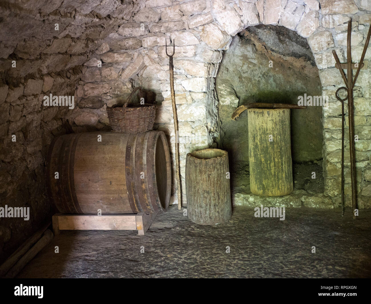 Ancient peasant house in stone hi-res stock photography and images - Alamy