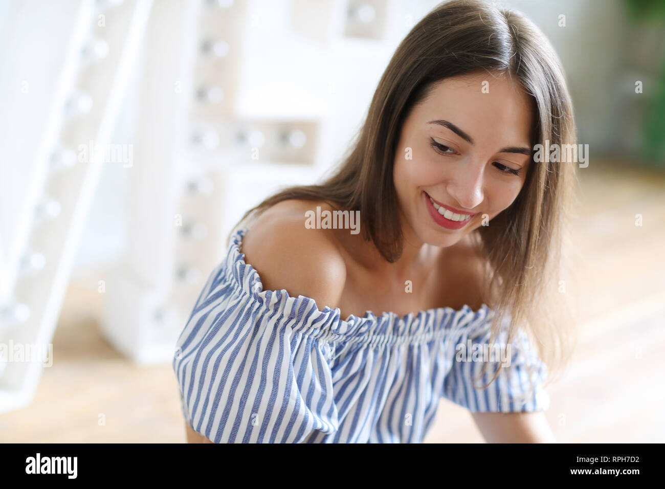 Beautiful woman with wide smile Stock Photo - Alamy