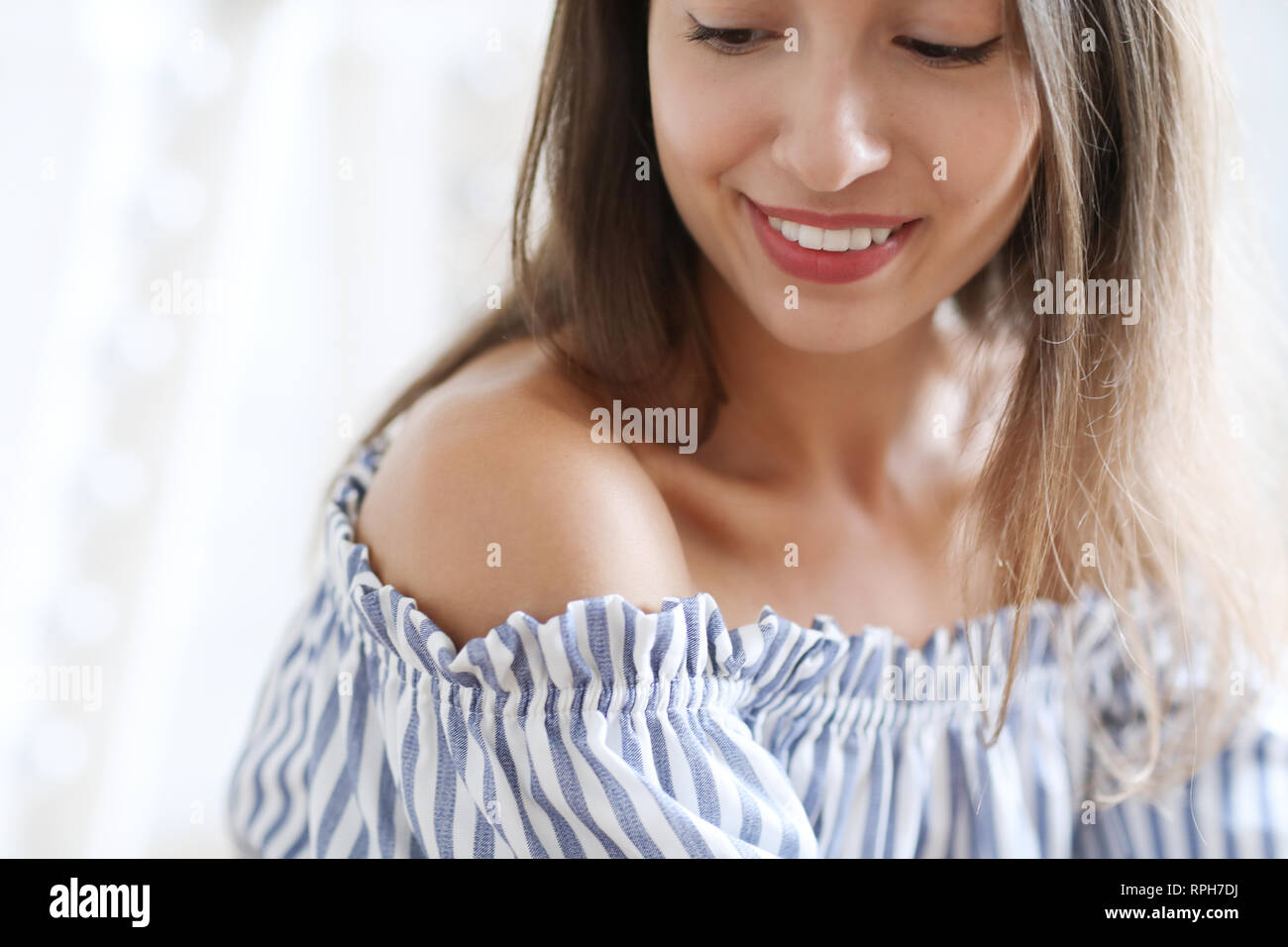 Beautiful woman with wide smile Stock Photo - Alamy