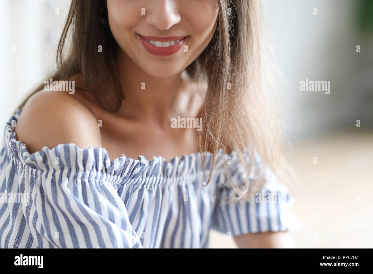 Beautiful woman with wide smile Stock Photo - Alamy