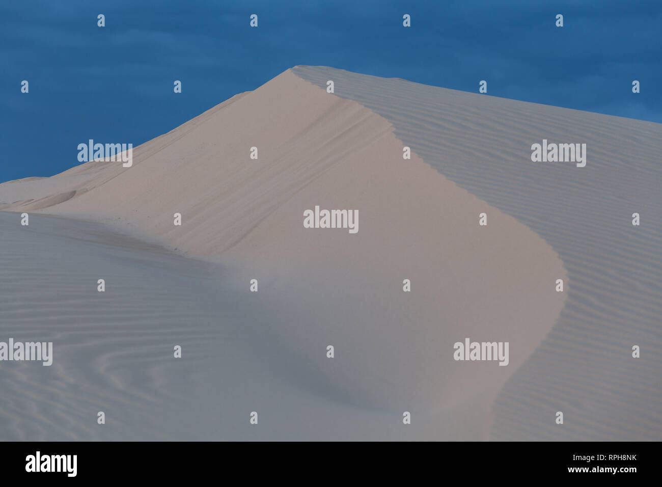 Ridge pattern in beach sand hi-res stock photography and images - Alamy