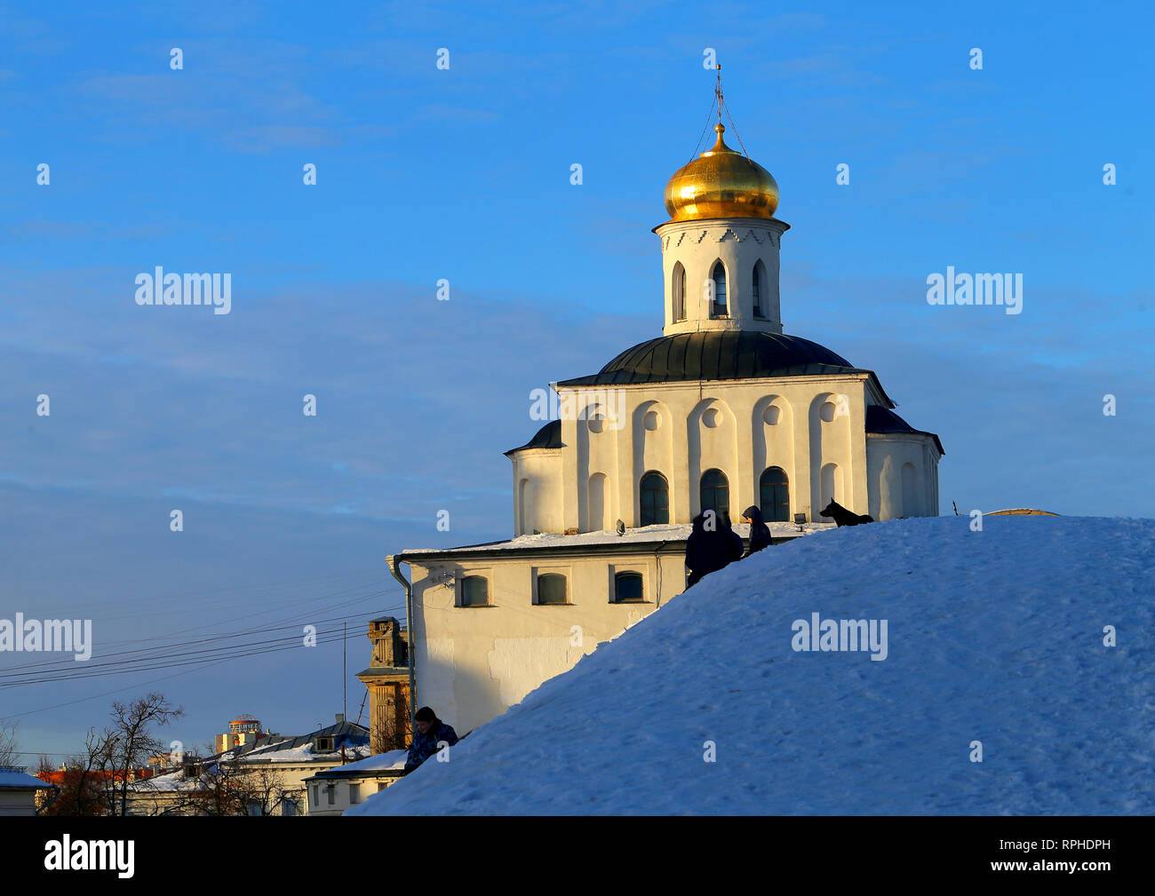 Photo bright old Russian temple Golden gate in the big city of Vladimir ...