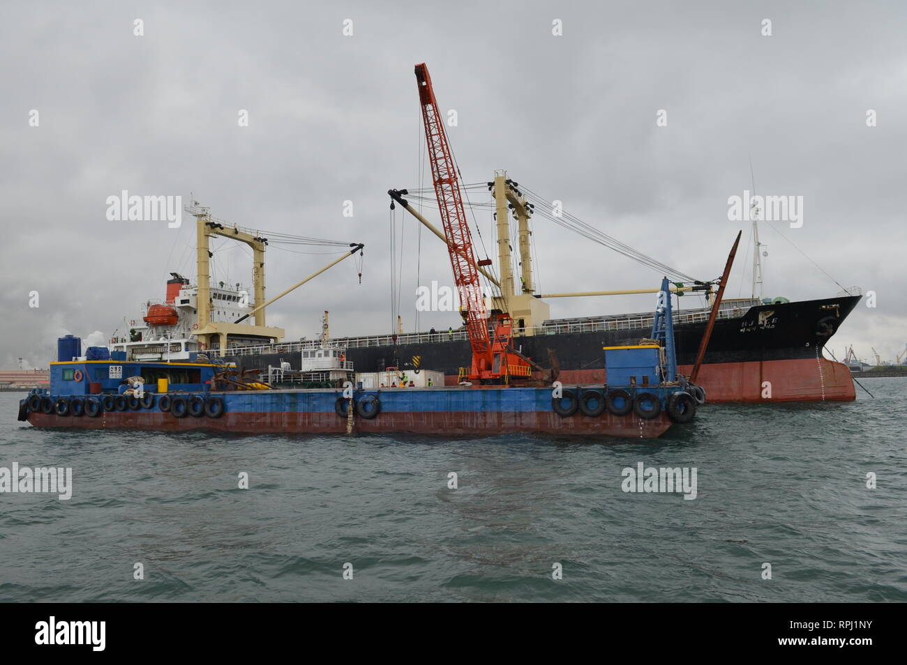 Military loading and unloading hi-res stock photography and images - Alamy