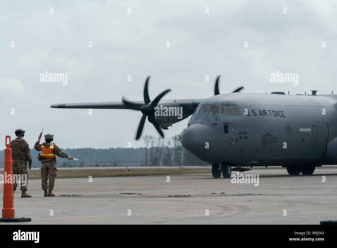 Air force aerial port airman hi-res stock photography and images - Alamy