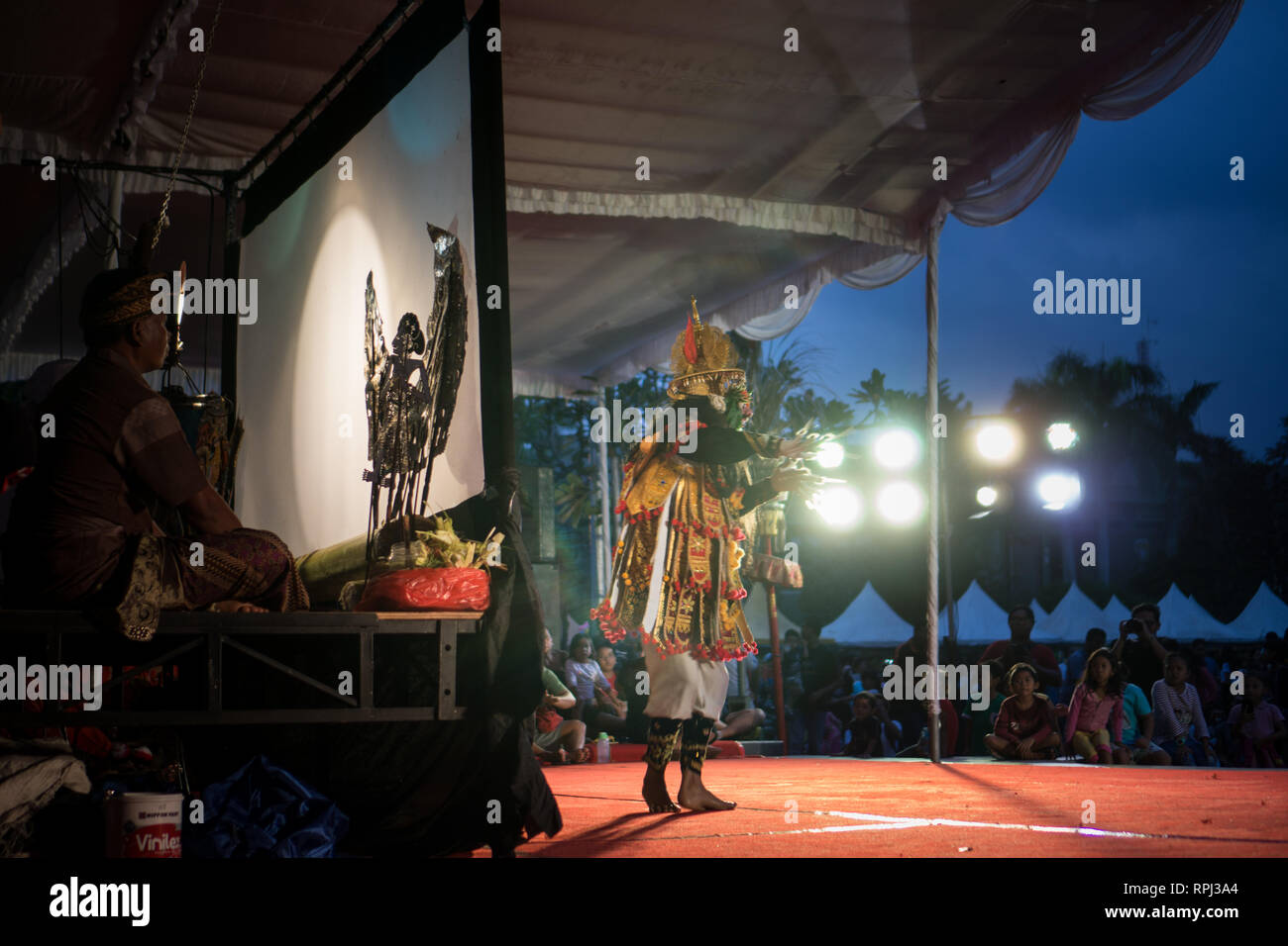 Shadow puppets hi-res stock photography and images - Alamy