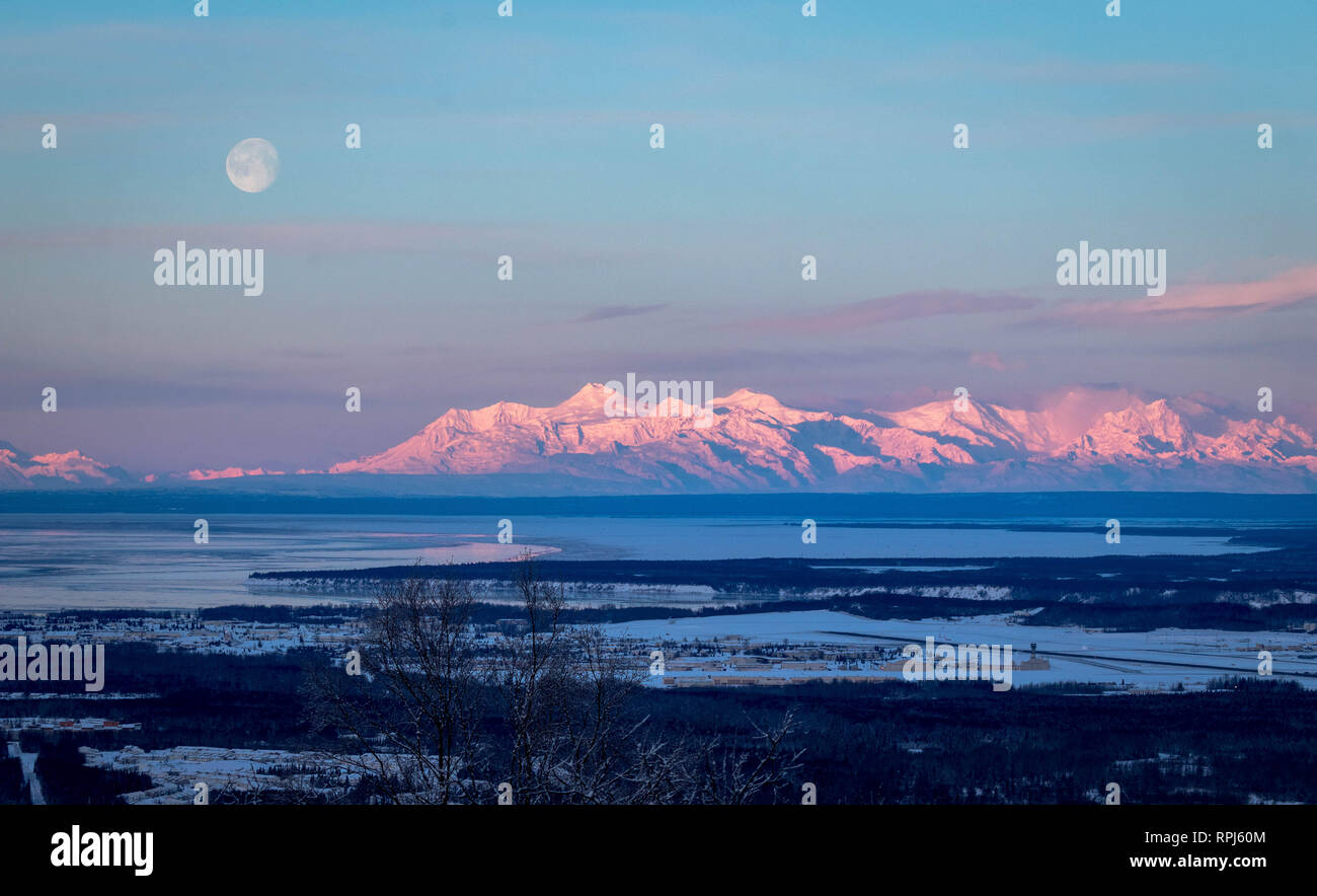 Moon sets over the mountains during sunrise Stock Photo - Alamy