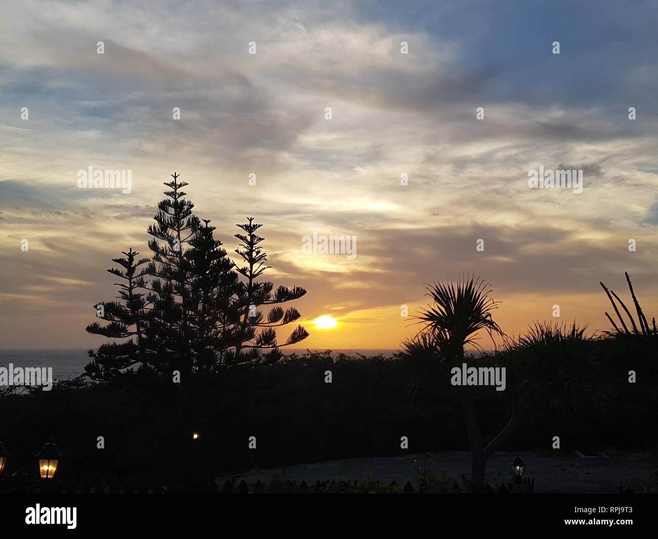Caribbean sunset of Aruba – so colourful Stock Photo - Alamy