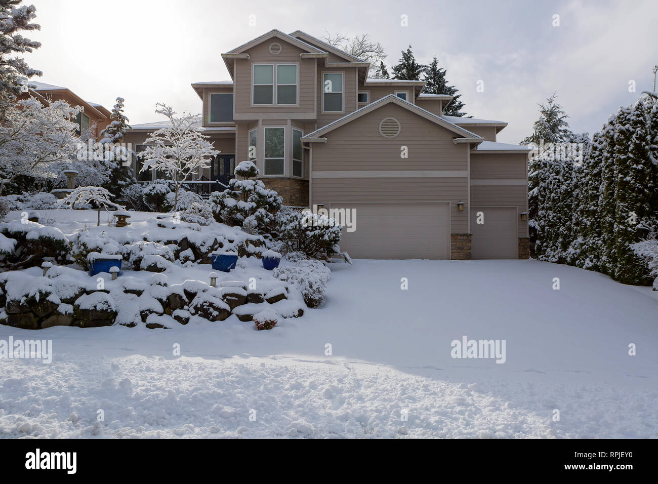 Luxury homes driveway hi-res stock photography and images - Alamy