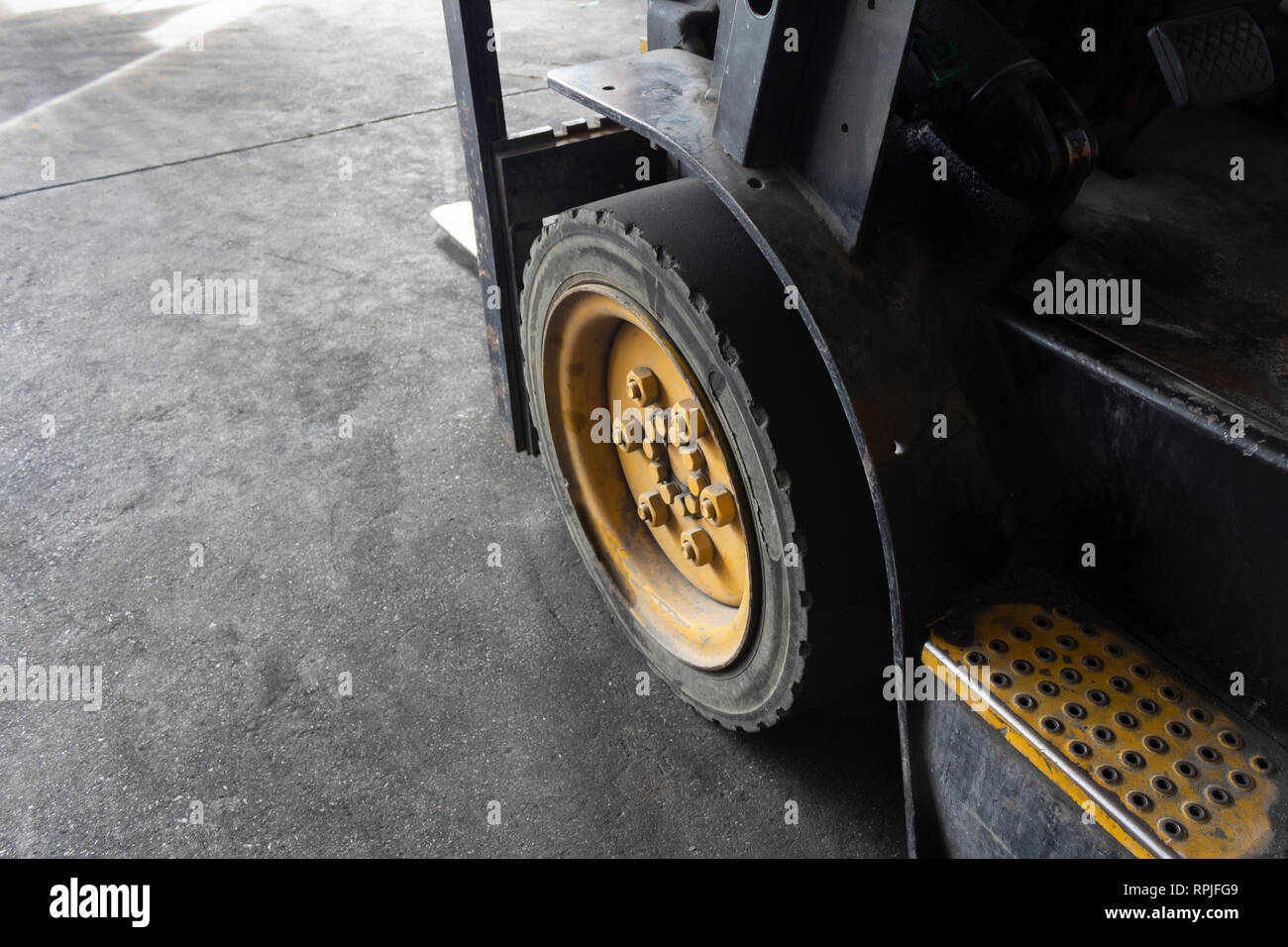 The front wheels of the forklift Stock Photo - Alamy